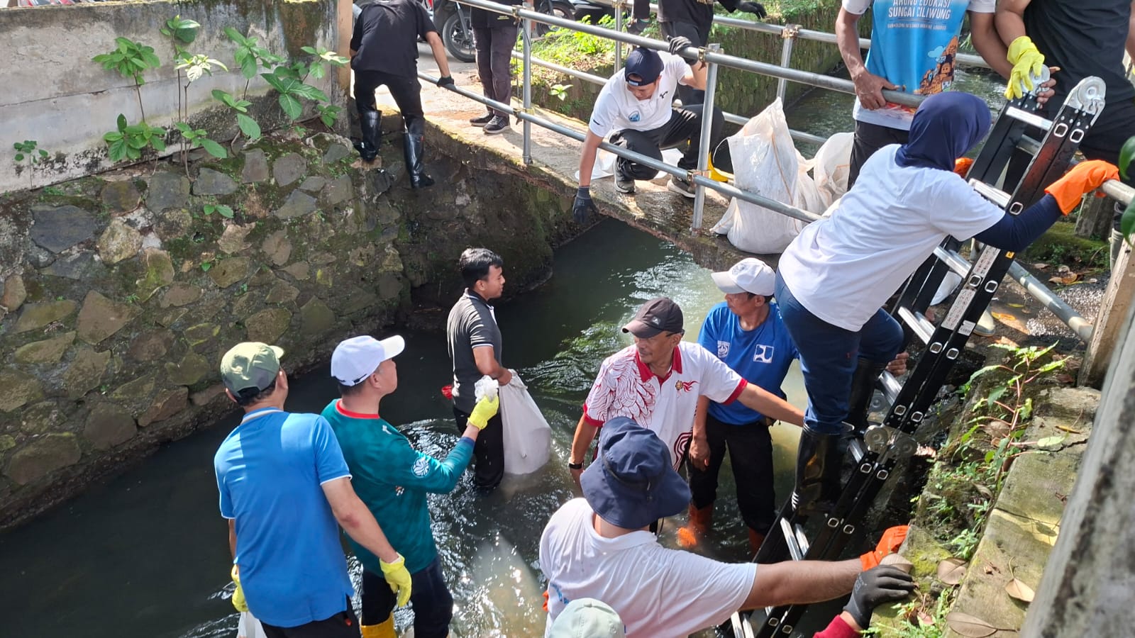 Momen Menteri Lingkungan Hidup dan Wakil Wali Kota Depok Nyemplung ...
